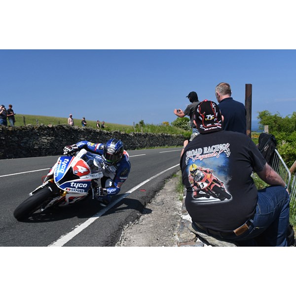 Ian Hutchinson, TT 2016 : Isle of Man TT Shop
